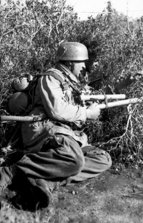 Miotacz ognia Flammenwerfer 41 | Encyklopedia Uzbrojenia II Wojny Światowej